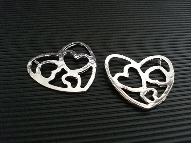 1b Charm / pandantiv placat argint ,patinat '' Trei inimi " 30 x 25mm ...