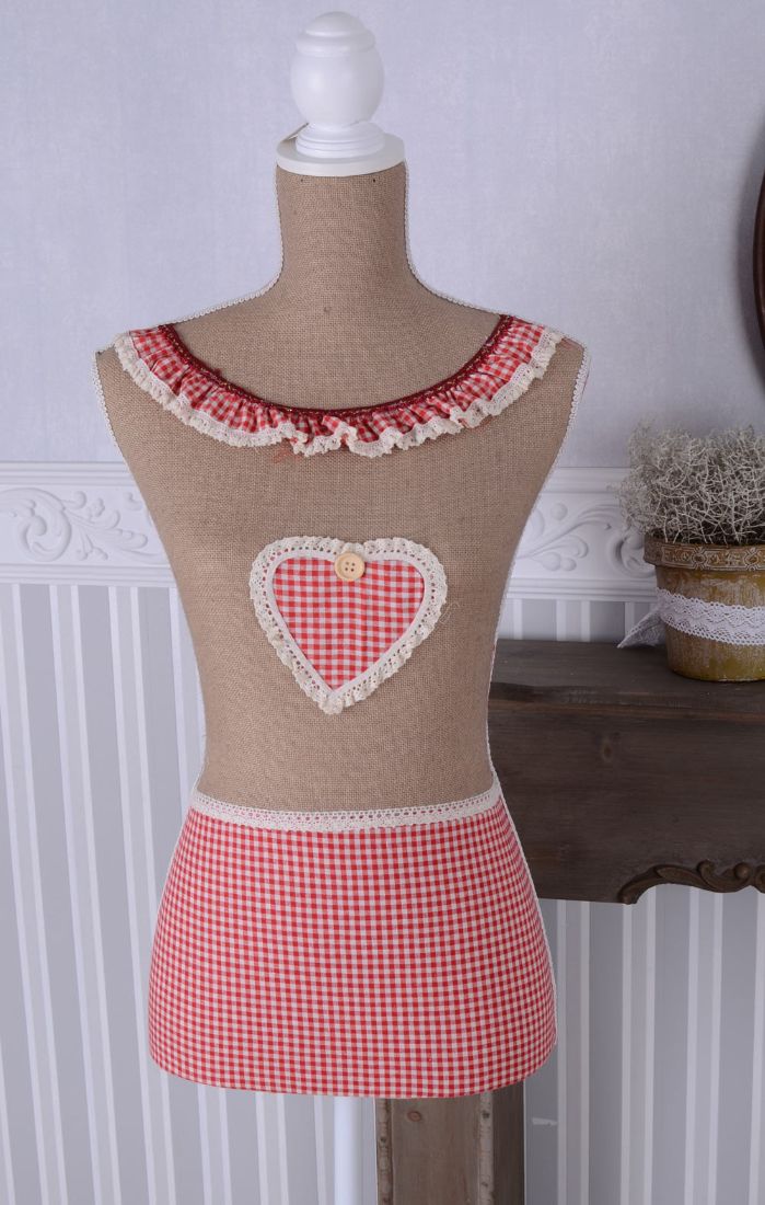 MANECHIN DIN LEMN ALB CU TINUTA VINTAGE | Fashion Hunt