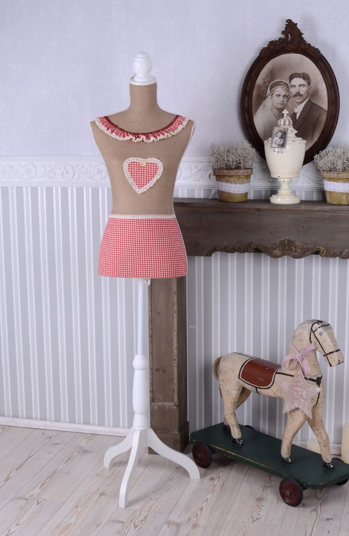 MANECHIN DIN LEMN ALB CU TINUTA VINTAGE | Fashion Hunt