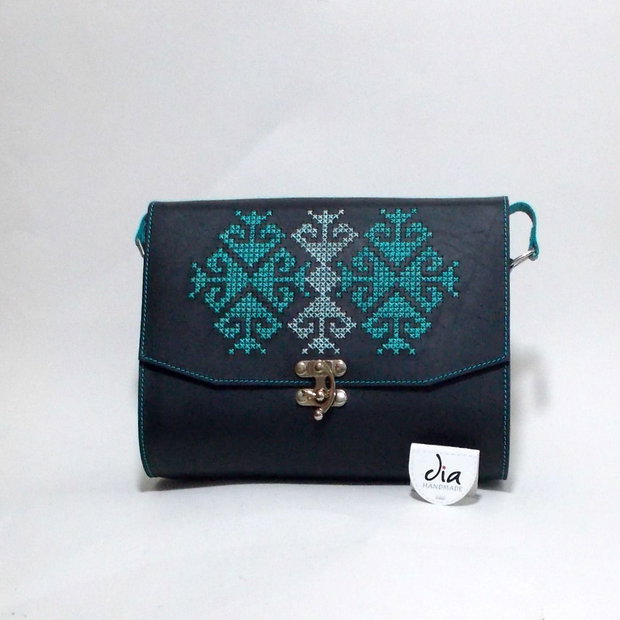 Geanta din piele naturala, handmade, cusuta manual pe capac, cu ...