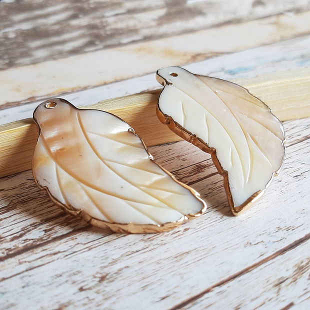 Pandantiv sidef, frunza cu contur electroplacat auriu 50x20mm GSLAK 701 ...