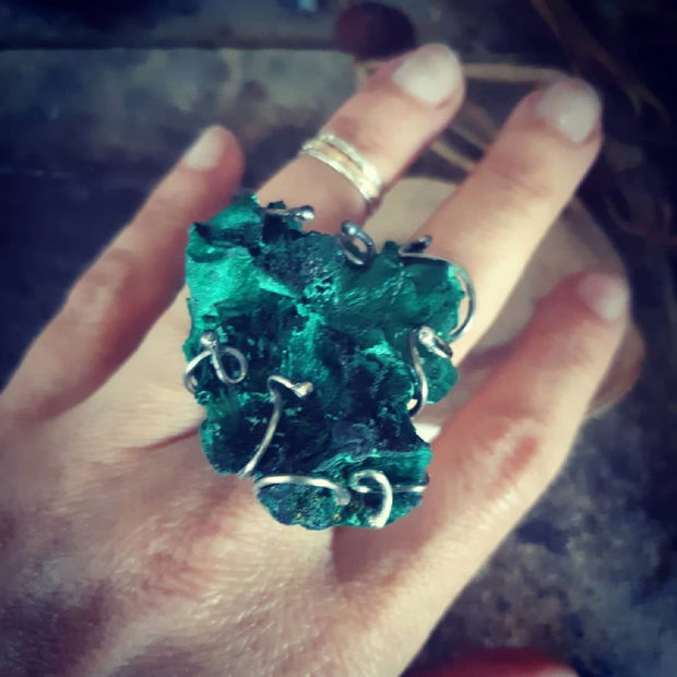 Inel supradimensionat din argint 925 cu textura de ciocan si piatra ...