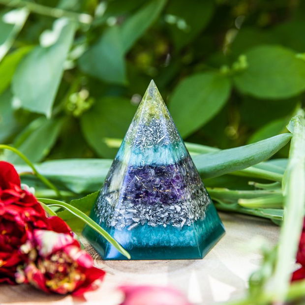 Piramida Orgonica Rashida, Ezera, cu bucatele de Folie Argintie ...