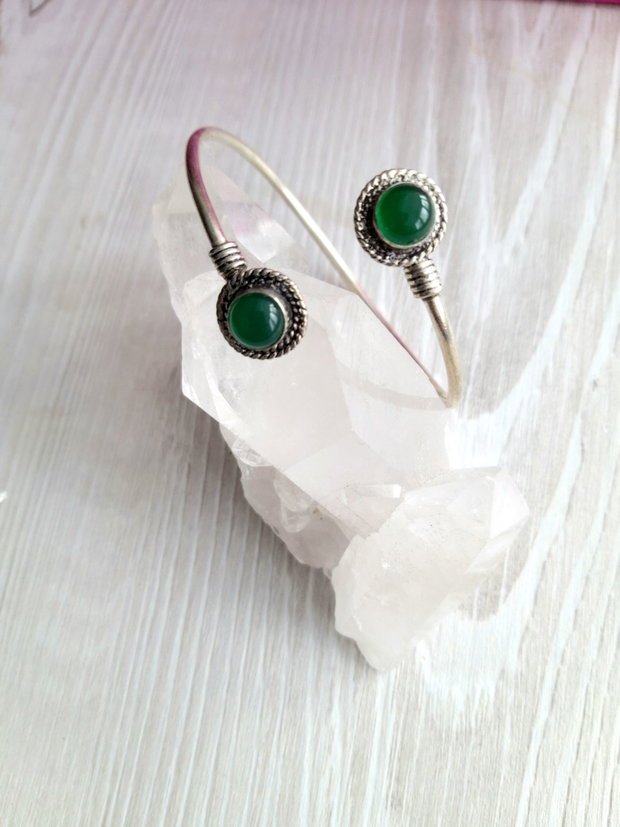 Bratara bangle din alama argintata cu cabochoane din agate verzi | Breslo
