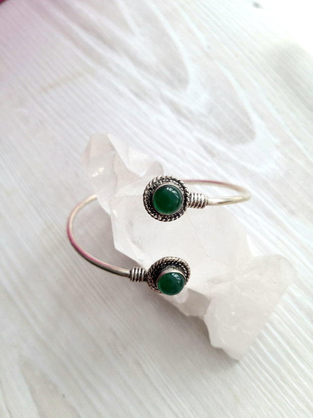 Bratara bangle din alama argintata cu cabochoane din agate verzi | Breslo