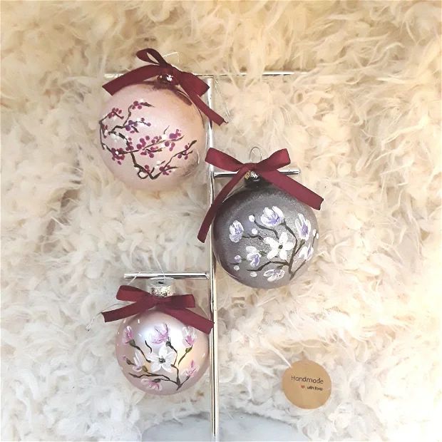 Globuri roz din sticla pictate manual cu magnolii si flori de ciresi ...
