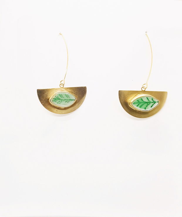 Cercei unicat "Frunza verde" din portelan si alama, creati manual | Breslo