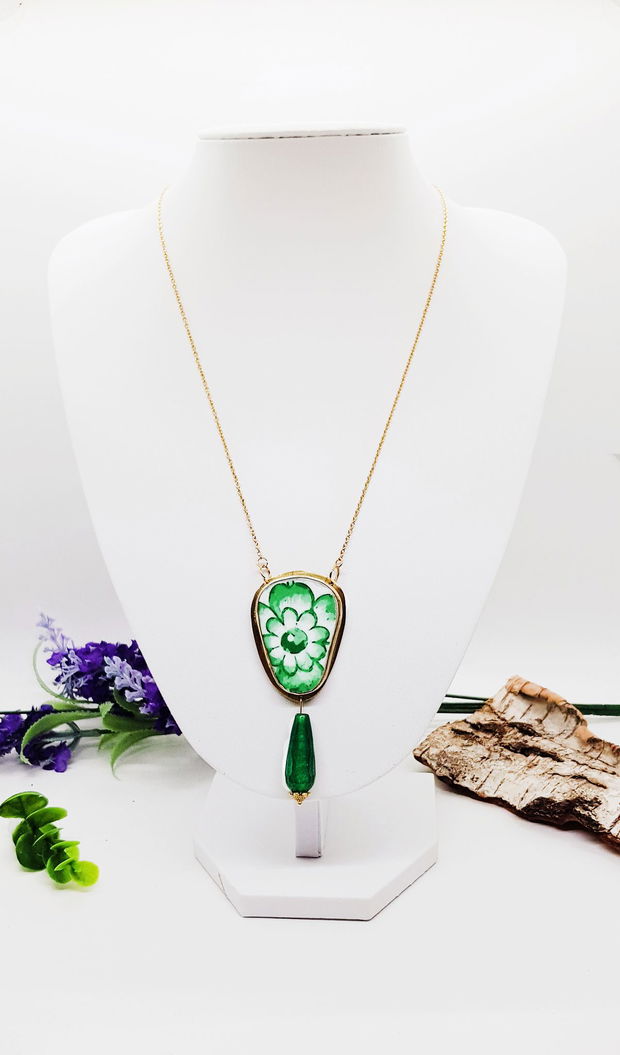 Colier cu pandantiv unicat "Floare verde" din portelan, calcedonie si ...