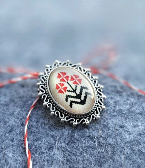 Broșă-mărțișor cu motive tradiționale românești CUSĂTURI | Breslo