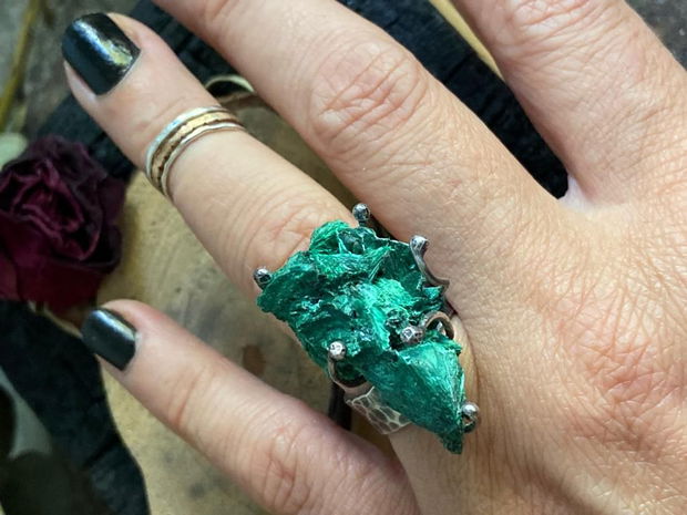 Inel supradimensionat din argint 925 cu textura de ciocan si piatra ...