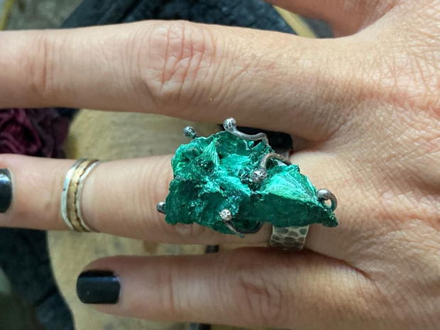 Inel supradimensionat din argint 925 cu textura de ciocan si piatra ...