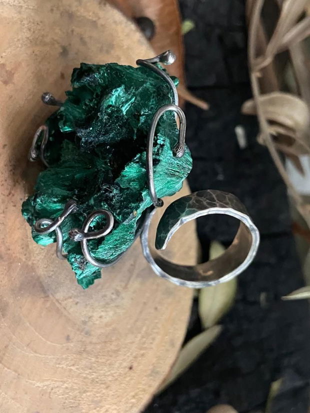 Inel supradimensionat din argint 925 cu textura de ciocan si piatra ...