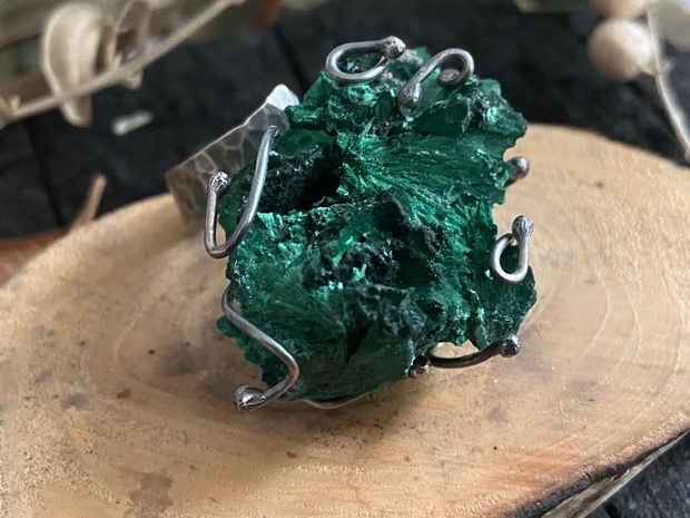 Inel supradimensionat din argint 925 cu textura de ciocan si piatra ...