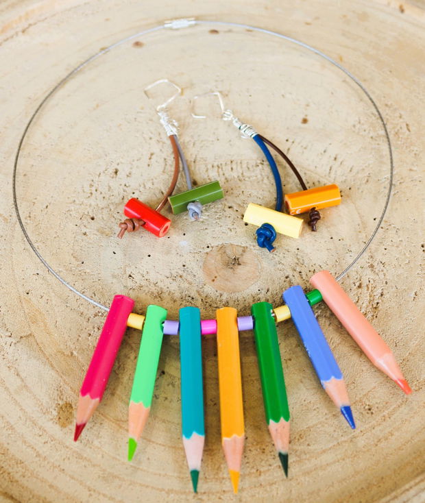 Set colier si cercei din creioane colorate puse pe o baza din otel ...