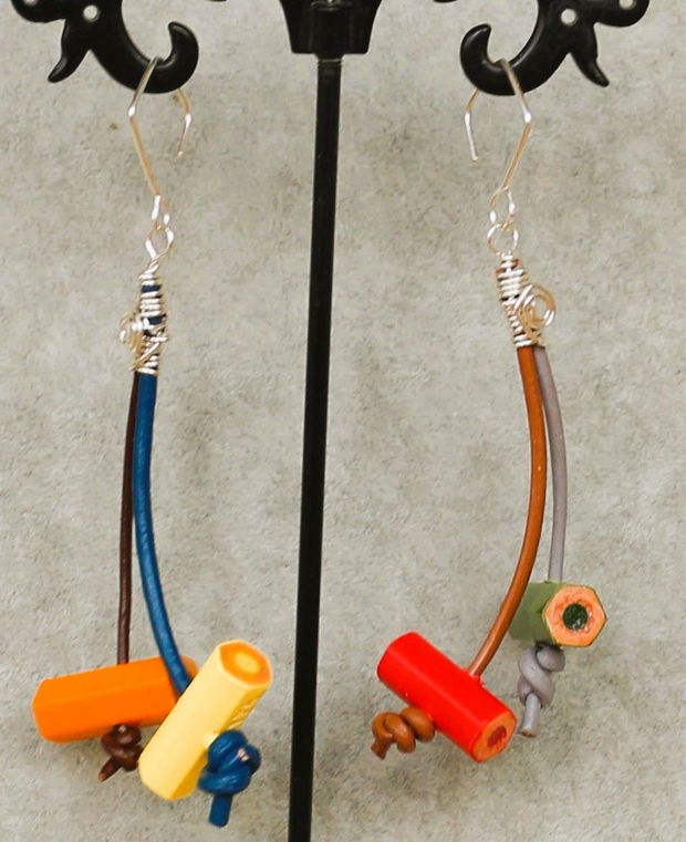 Set colier si cercei din creioane colorate puse pe o baza din otel ...