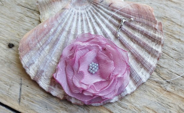 Colier cu floare roz, fir transparent, argint rodiat | Breslo