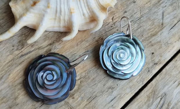 Cercei mari, trandafiri sidef natural, argint rodiat | Breslo