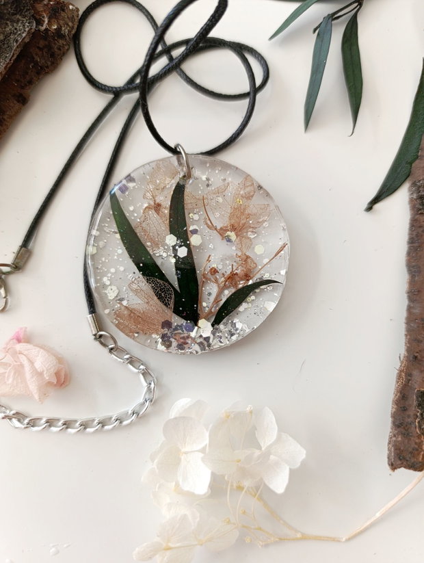 Under the Sea - Pandantiv handmade unicat din rasina cu flori naturale ...