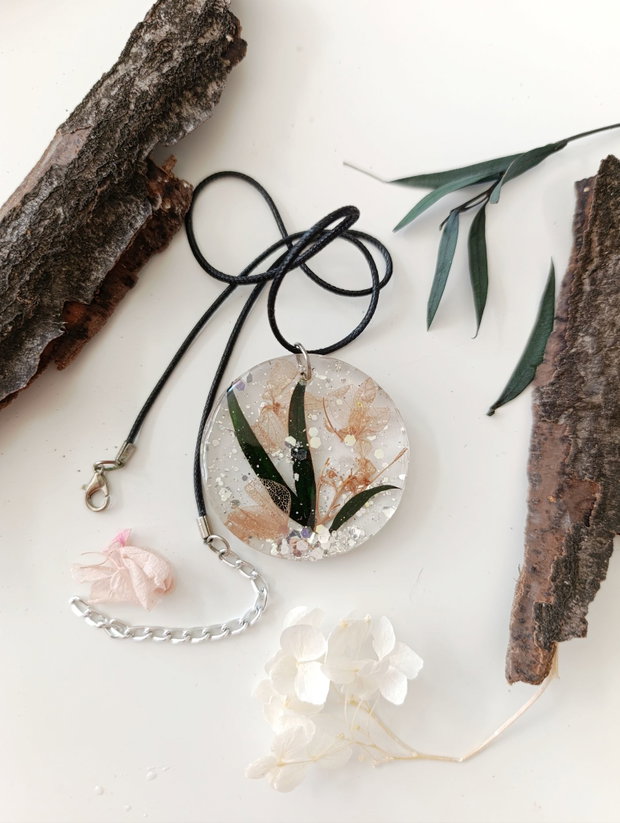 Under the Sea - Pandantiv handmade unicat din rasina cu flori naturale ...