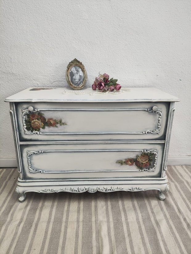 Comodă vintage recondiționată alb patinat cu detalii florale | Breslo