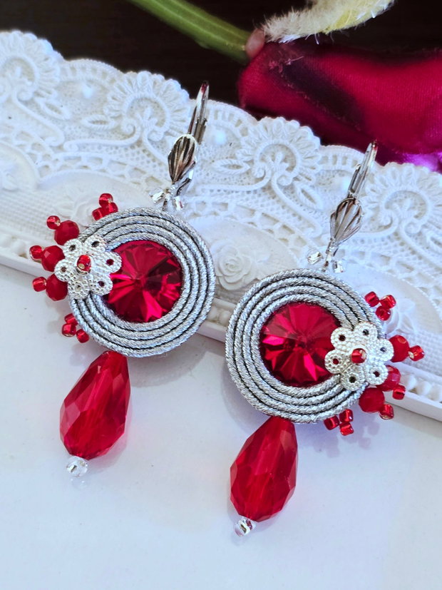 Cercei argintii cu cristale rosii, Cercei soutache | Breslo