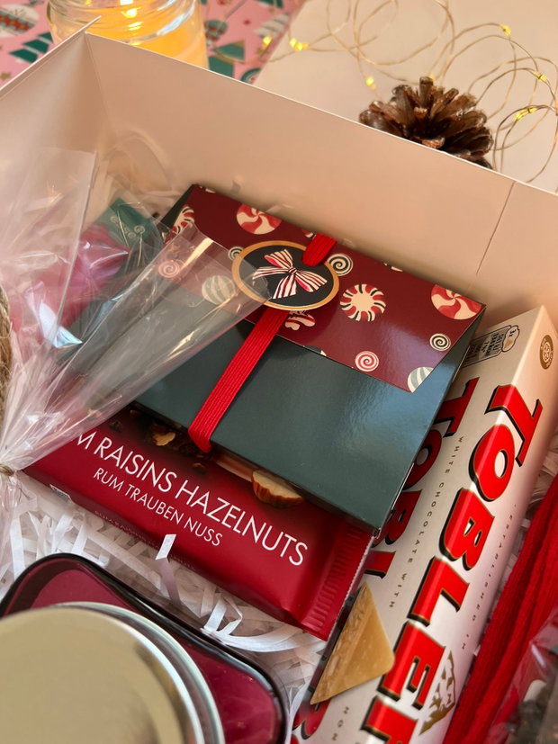 Gift box Crăciun dulce - set cadou cu Toblerone, ceai de fructe ...