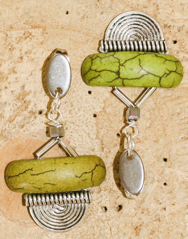 Cercei handmade cu margele din howlit,cristale fatetate si margele ...