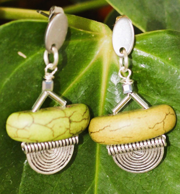 Cercei handmade cu margele din howlit,cristale fatetate si margele ...