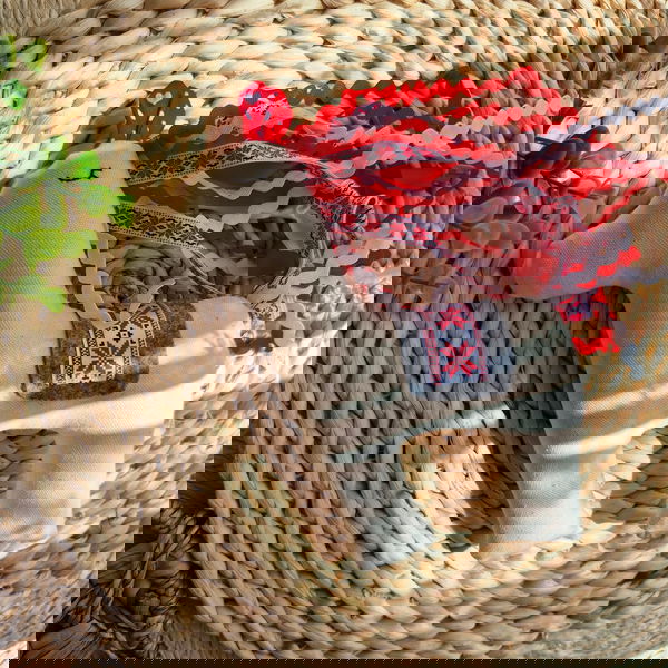 Calut naravas cu coama inspirata din cusaturile traditionale romanesti ...