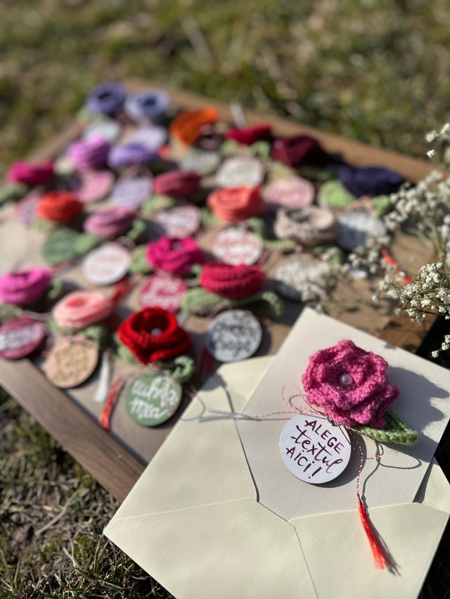 Martisor crosetat - floare - COLEGA - GRI ( text personalizabil ...