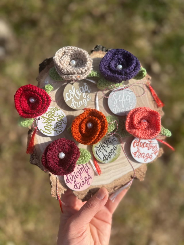 Martisor crosetat - floare - PROFESOARA - CARAMIZU ( text ...
